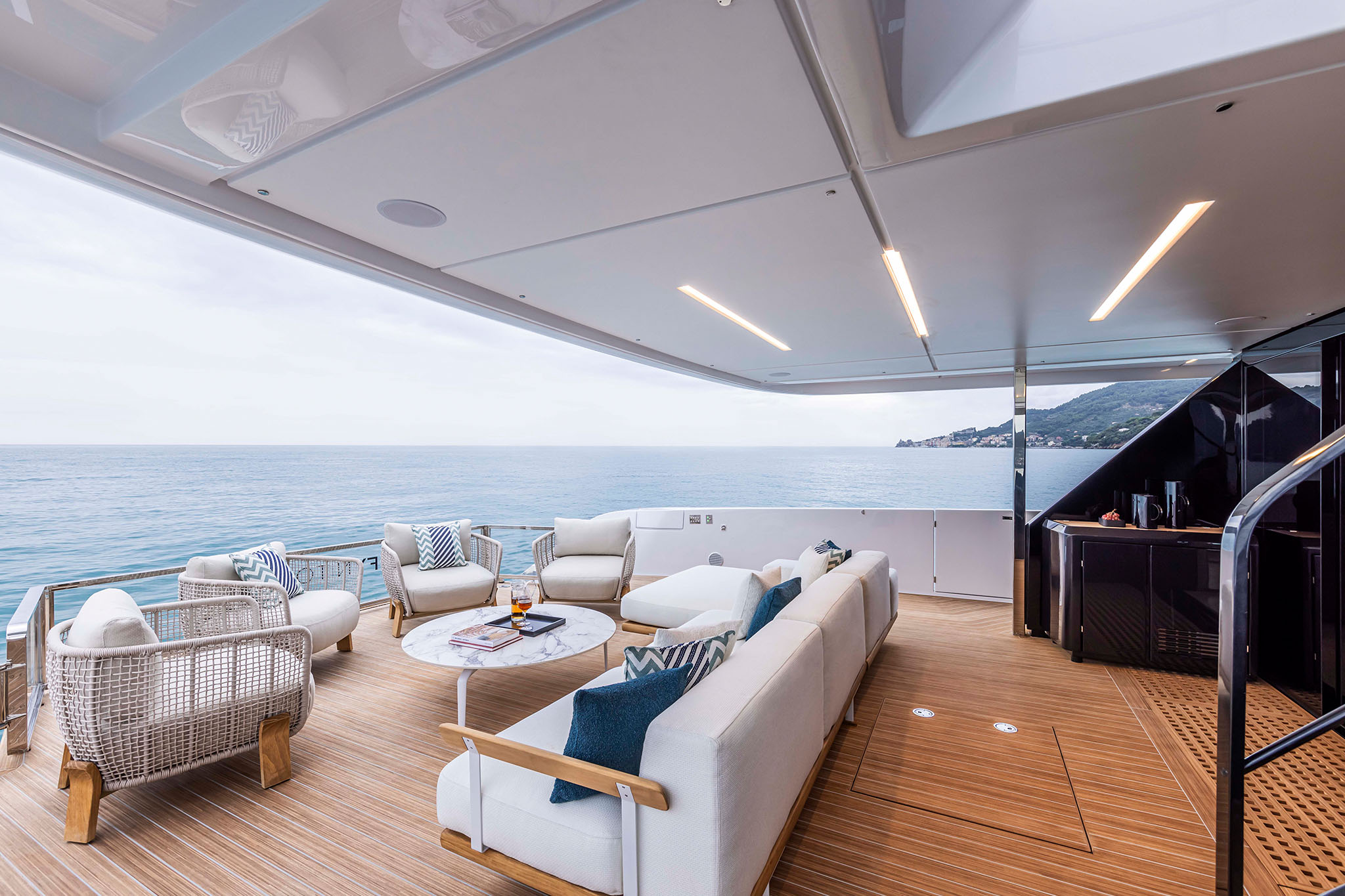 Yacht INFYNITO 90/01, Ferretti | CHARTERWORLD Luxury Superyacht Charters